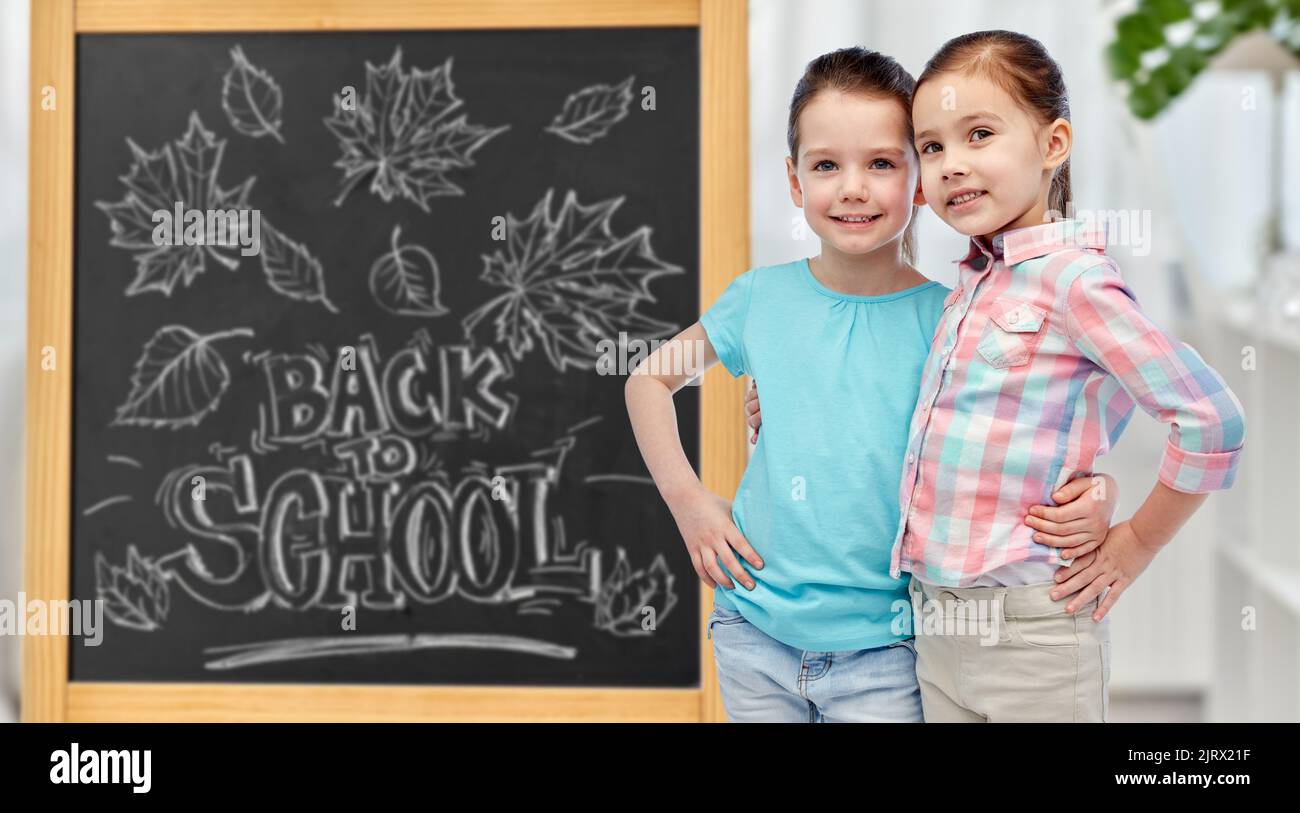 Mädchen schule tafel -Fotos und -Bildmaterial in hoher Auflösung – Alamy