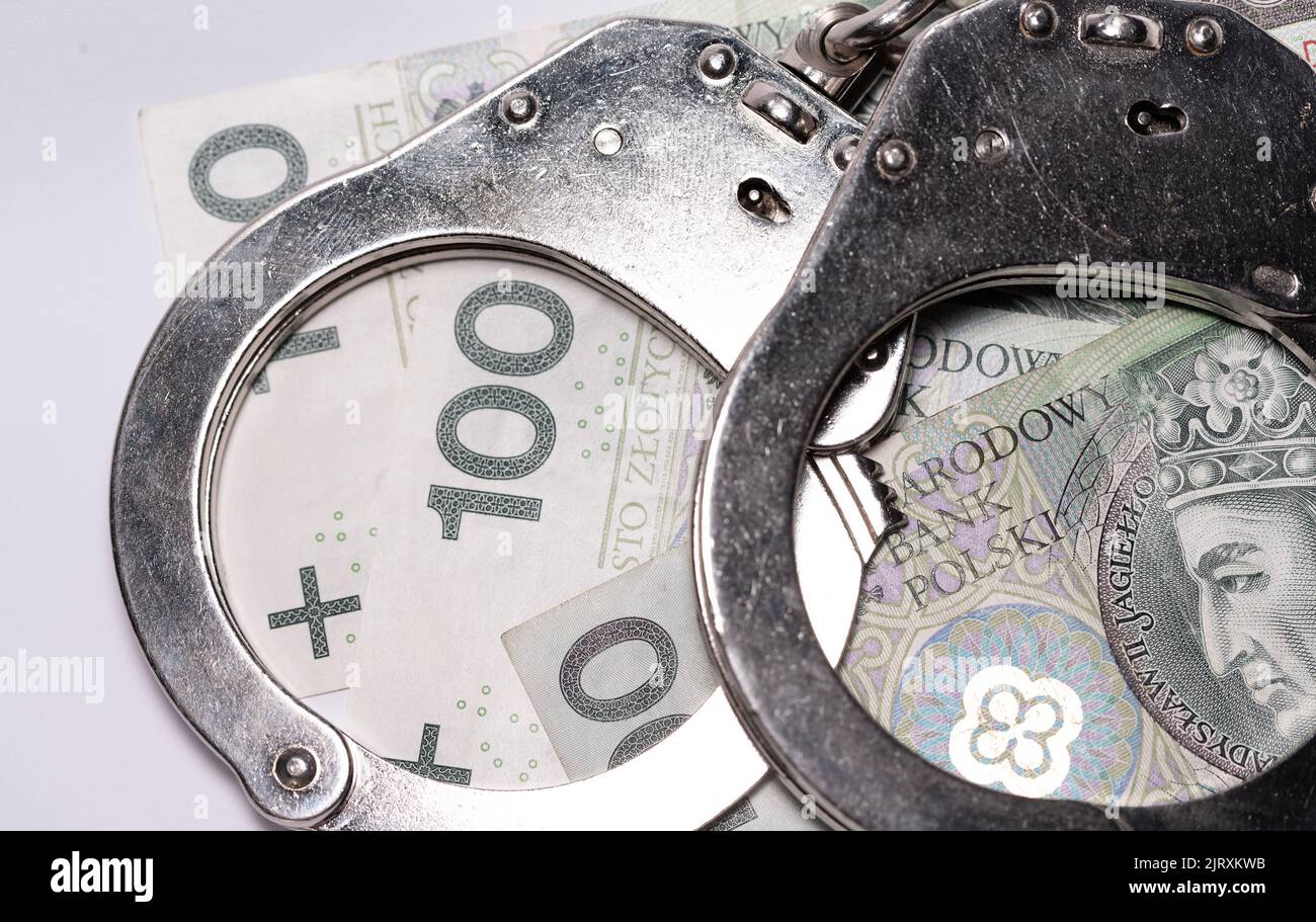 Handschellen und Banknoten der Polizei in polnischer Währung. Das ...
