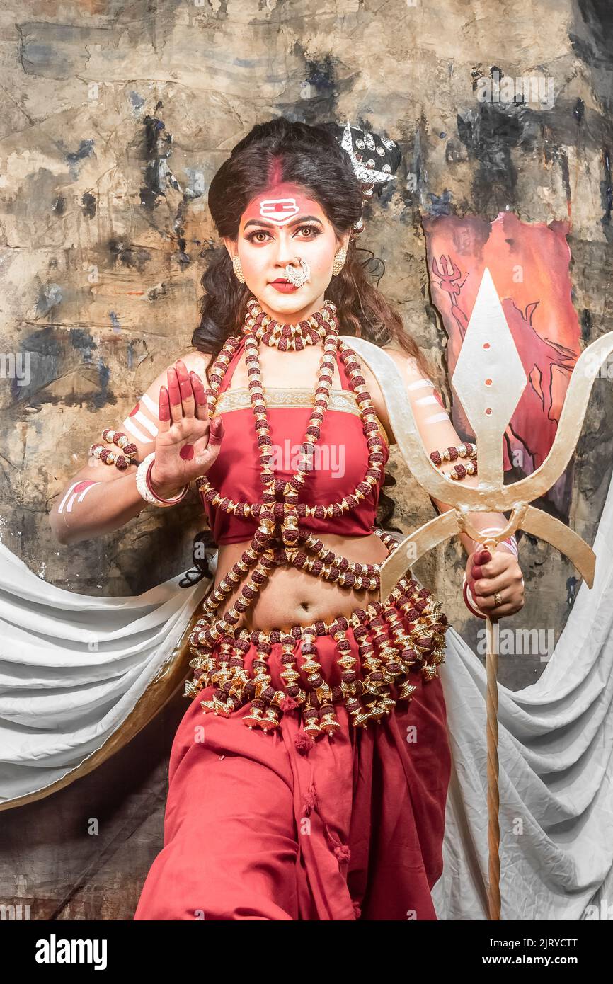 Konzept Agomoni Shoot-Formen von Parvati mit traditionellem Kleid wie ...