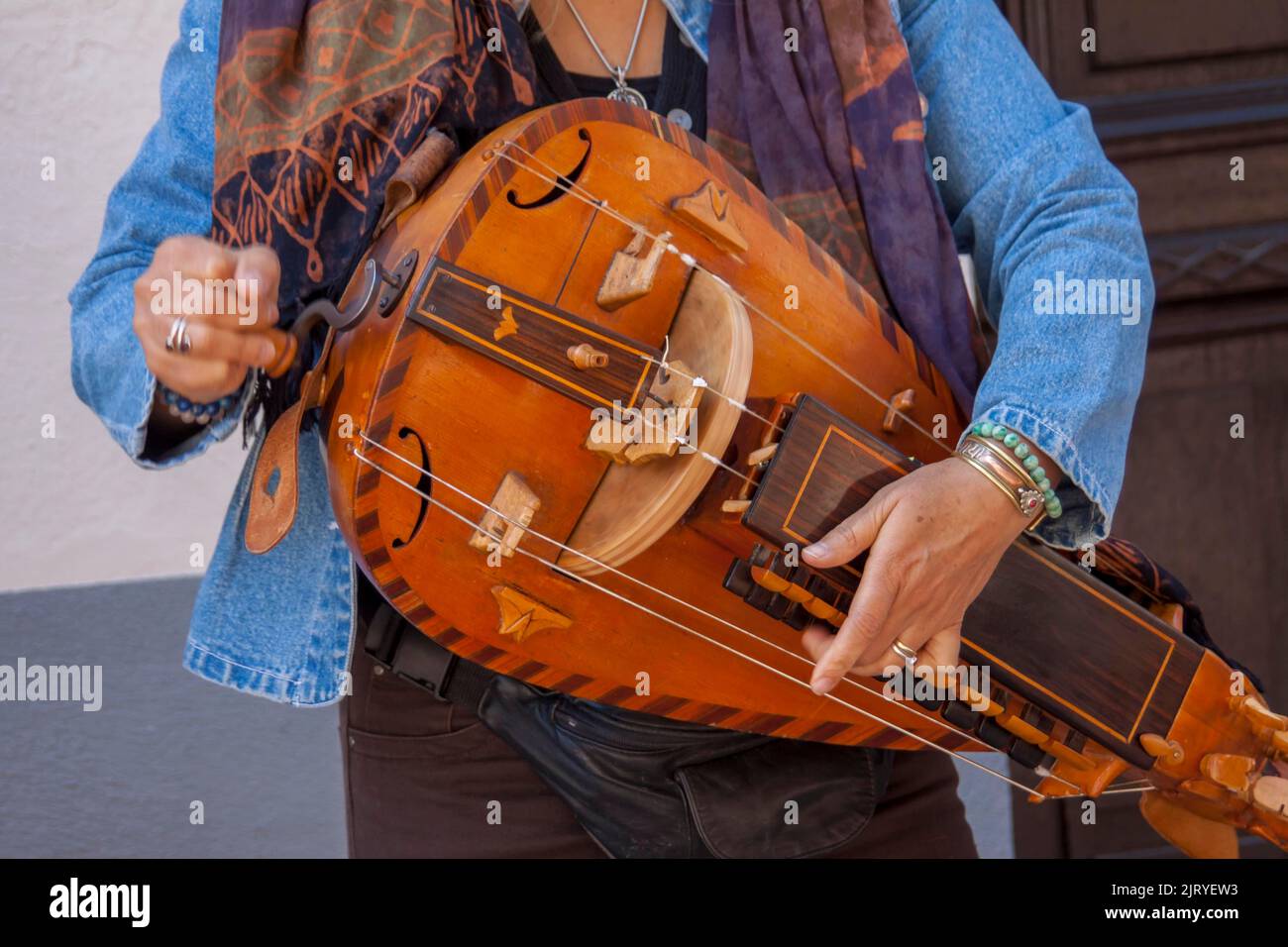Drehleier instrument -Fotos und -Bildmaterial in hoher Auflösung – Alamy