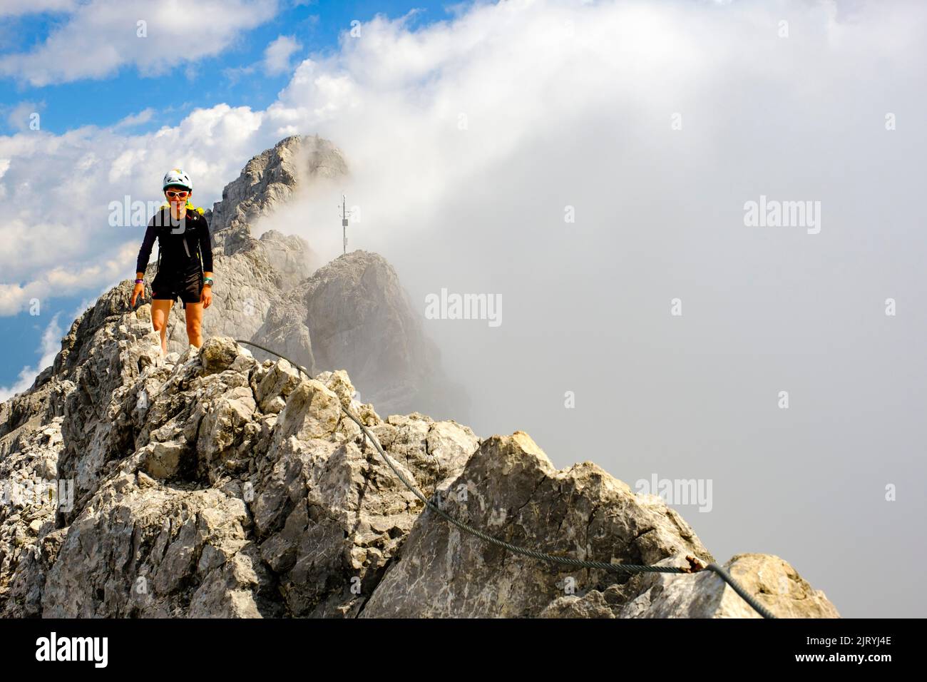 Bergsteiger klettern auf dem Watzmann-Grat, im Hintergrund der ...