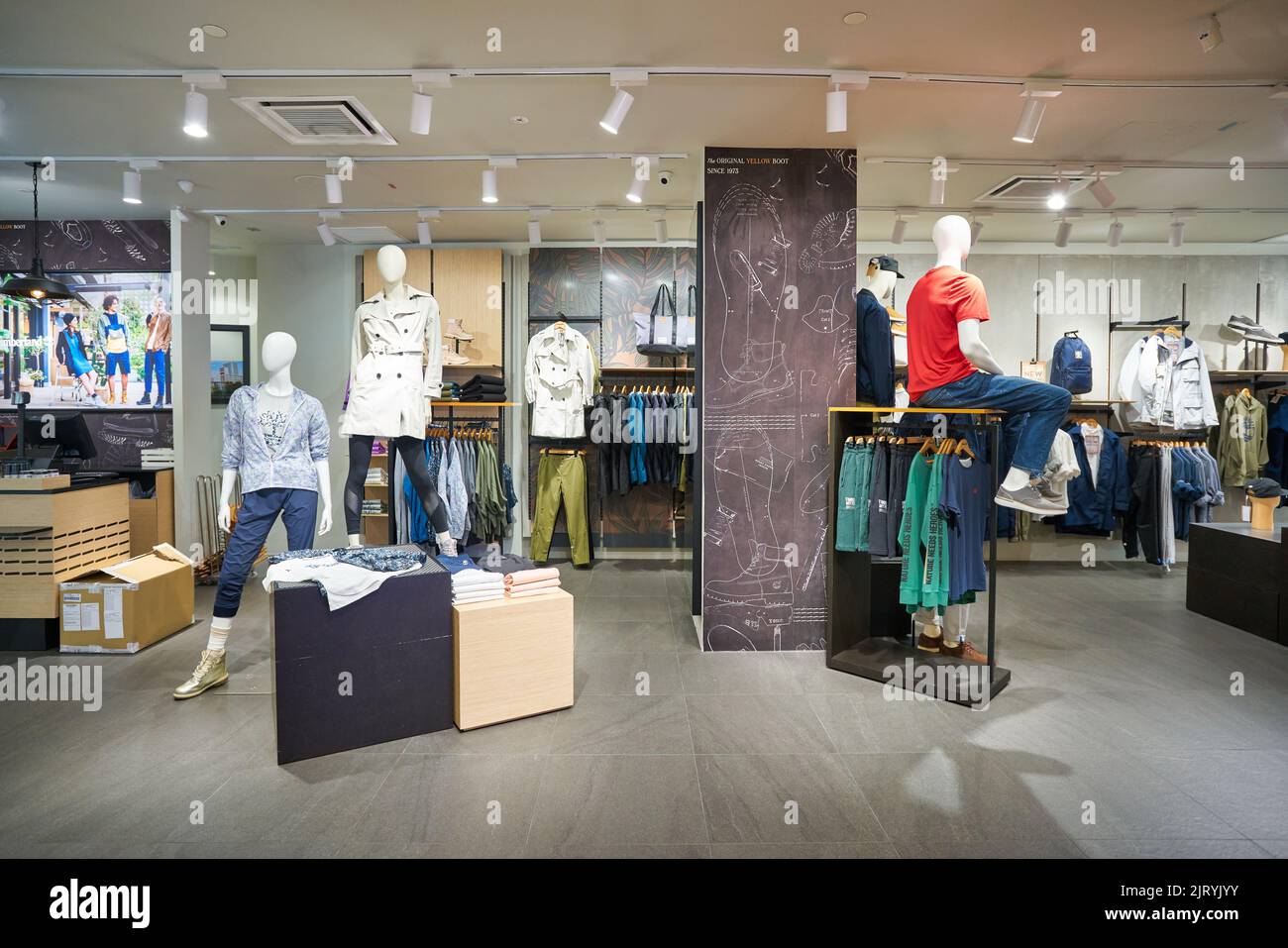 KUALA LUMPUR, MALAYSIA - CA. JANUAR 2020: Innenaufnahme des Timberland ...