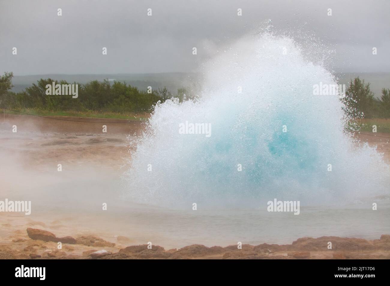 Die blaue Wasserblase des Strokkur-Geysir steht kurz vor dem Platzen ...