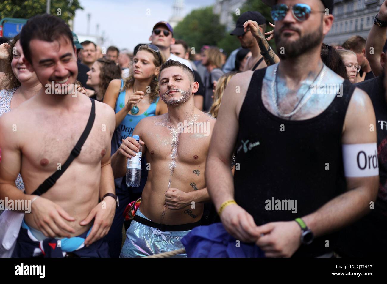 Menschen besuchen die Techno-Parade Zug der Liebe 2022 in Berlin, Deutschland, am 27. August ...