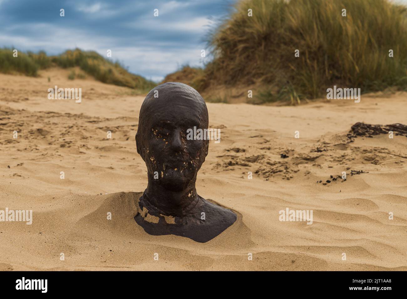 Einer der Iron Men in Crosby ist bis zu seinem Hals im Sand, nachdem ...