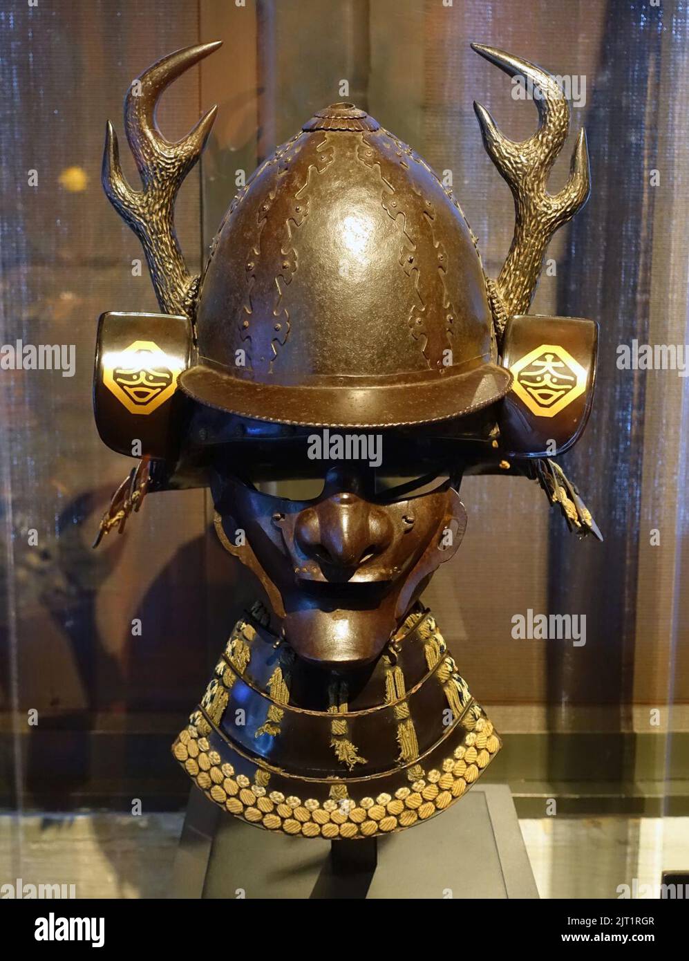 Toppai kabuto (hochseitiger Helm) und Menpo (Halbmaske, die der Myochin ...