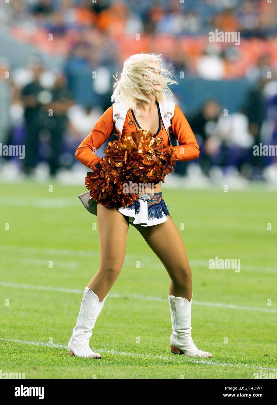 Denver, Colorado, USA. 27. August 2022. Ein Broncos Cheerleader ...