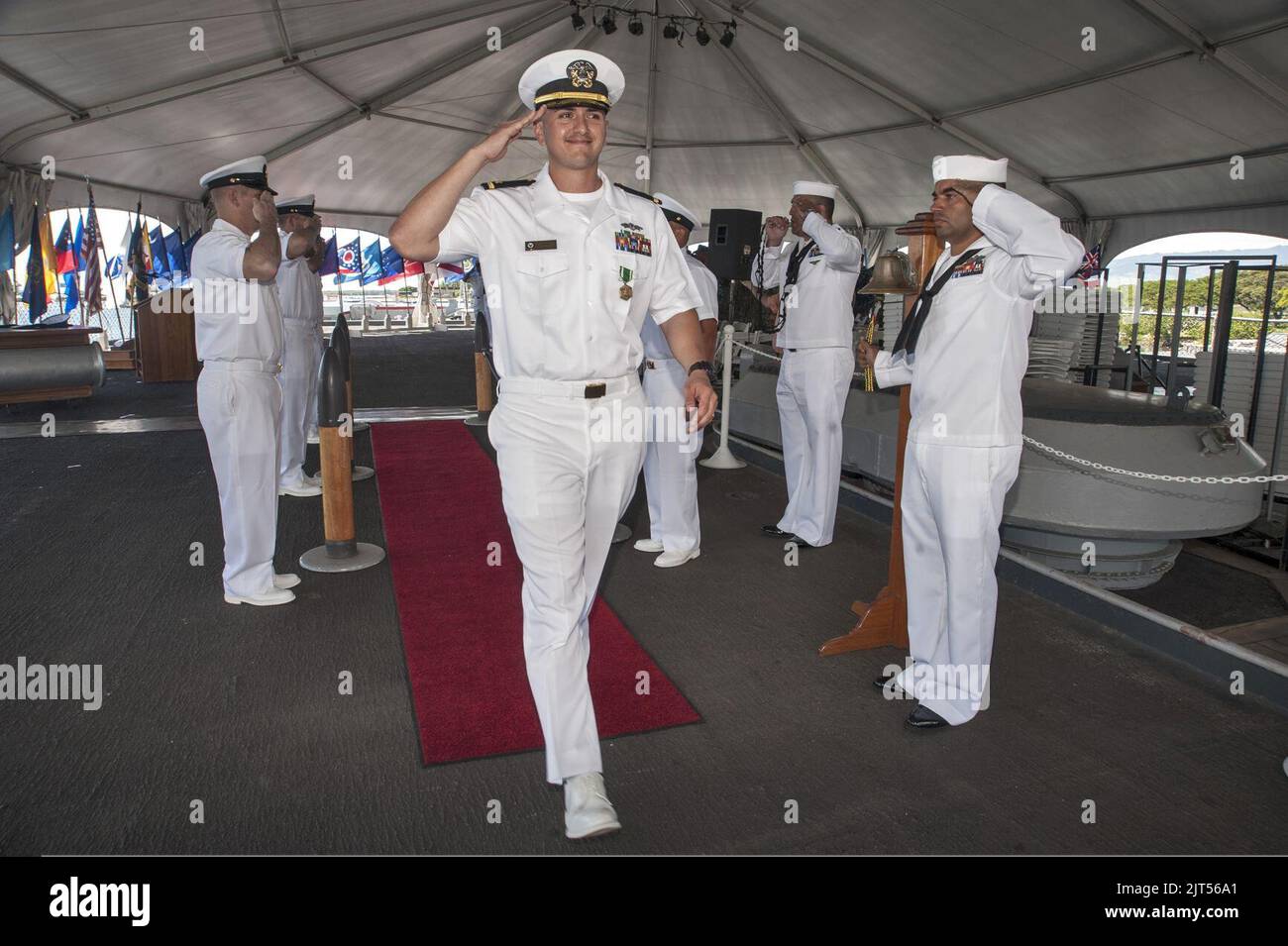 Der US-Navy-Chef Steelworker passiert die Sideboys nach seiner ...