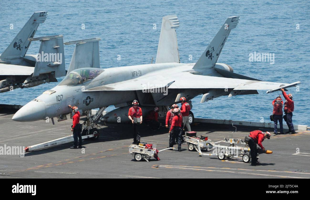 US-Matrosen führen Wartungsarbeiten an einem F-A-18E Super Hornet Flugzeug durch, das der Strike ...