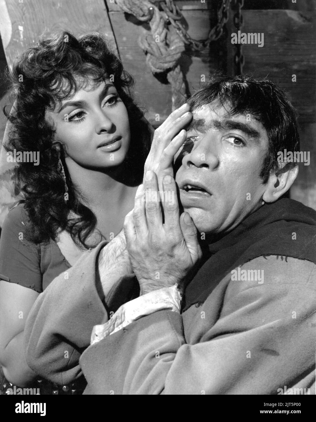 GINA LOLLOBRIGIDA als Esmeralda und ANTHONY QUINN als Quasimodo im ...