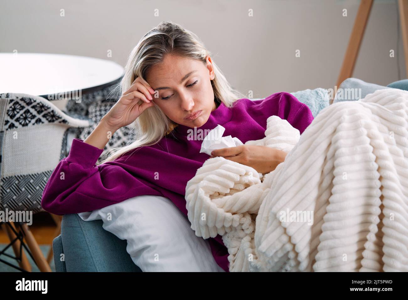 Kranke verzweifelte Frau hat Grippe. Rhinitis, Erkältung, Krankheit ...