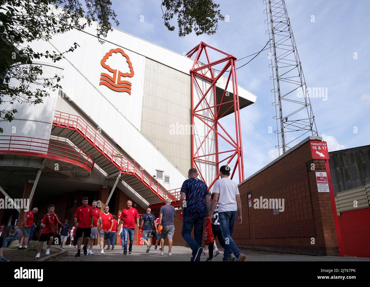 Nottingham Forest Fans vor dem Stadion vor dem Premier League Spiel auf ...
