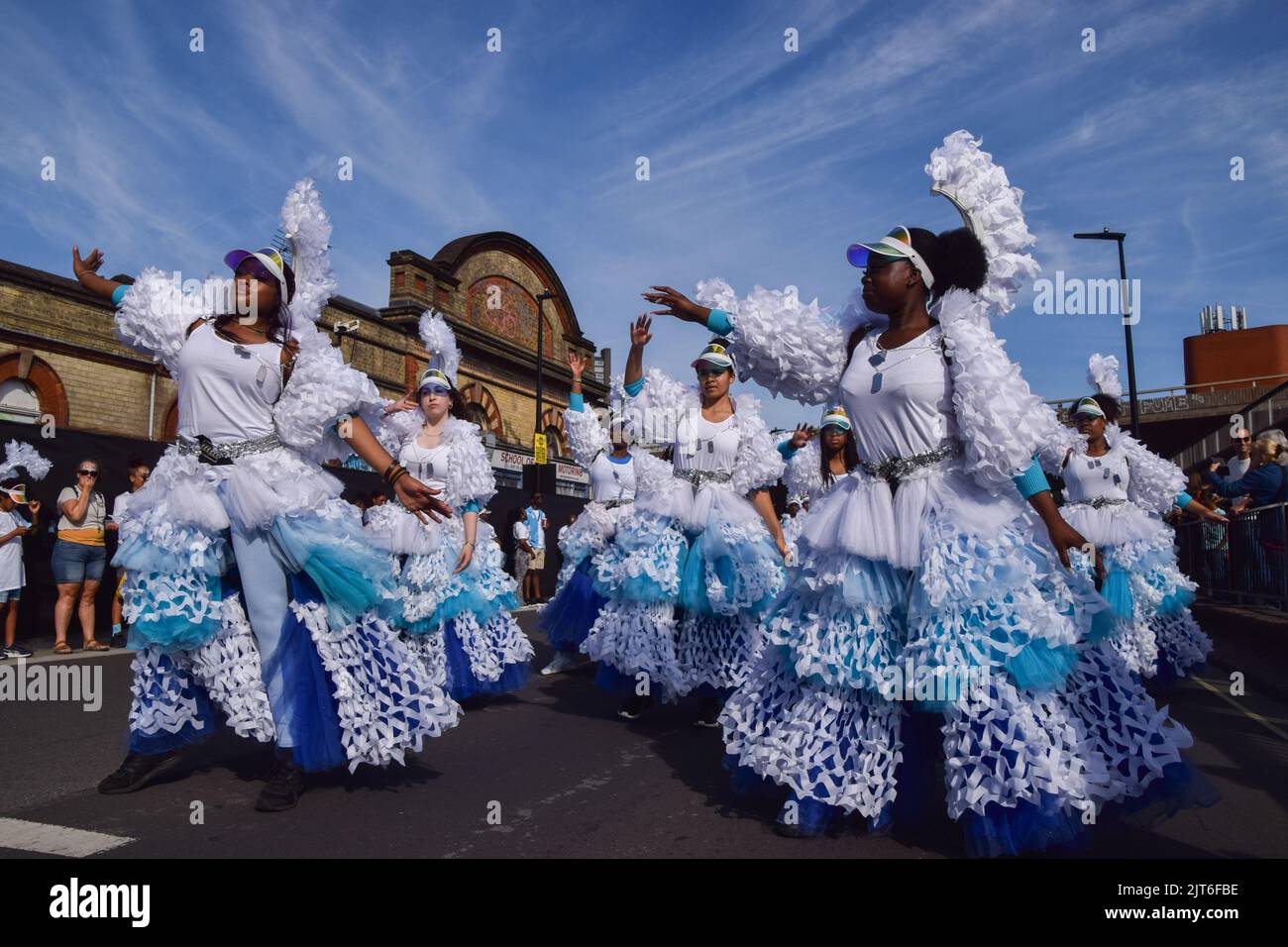 London, England, Großbritannien. 28. August 2022. Tänzer und Musiker ...