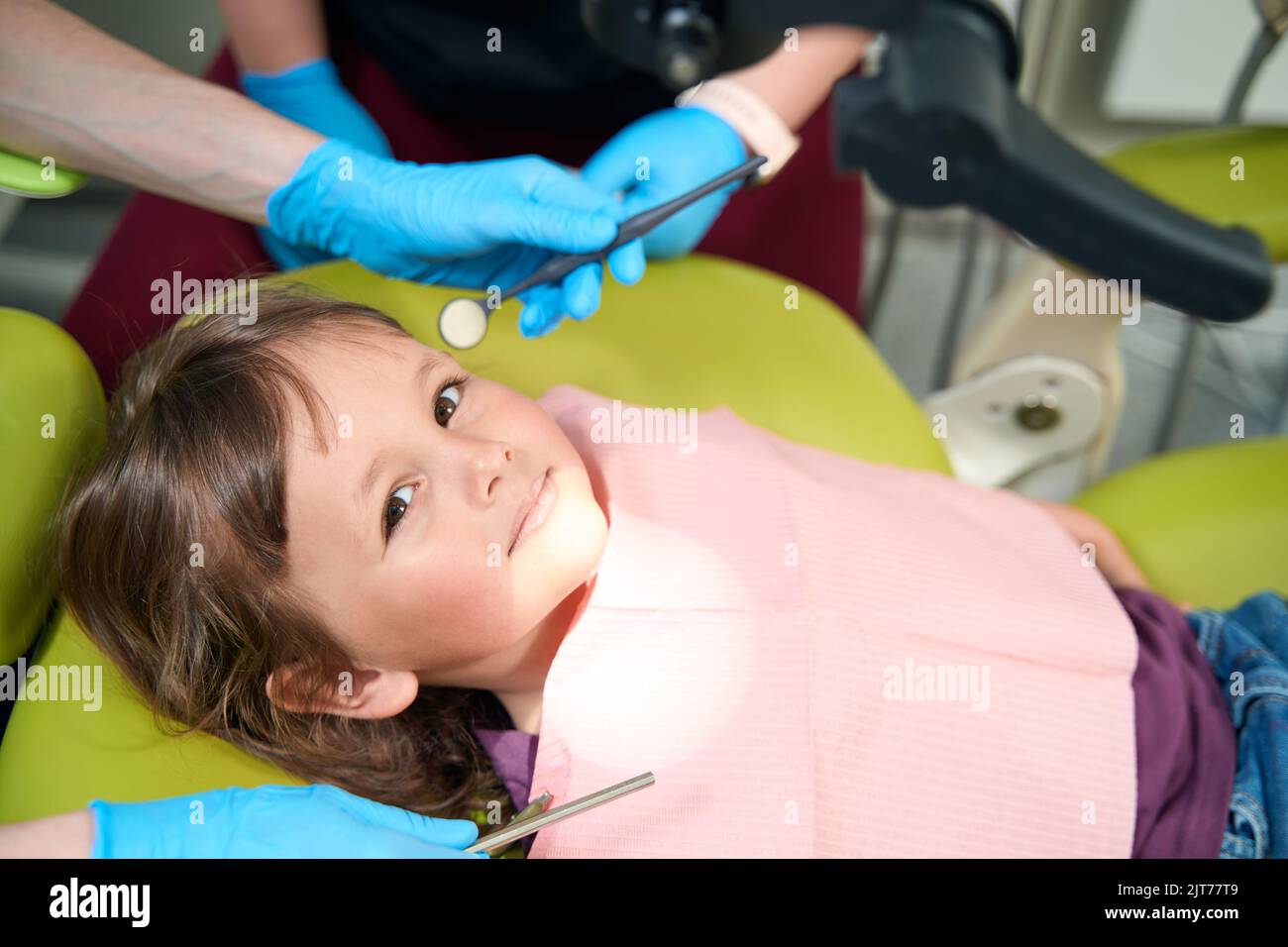 Ruhiges weibliches Kind, das sich einer Routineprüfung in der ...