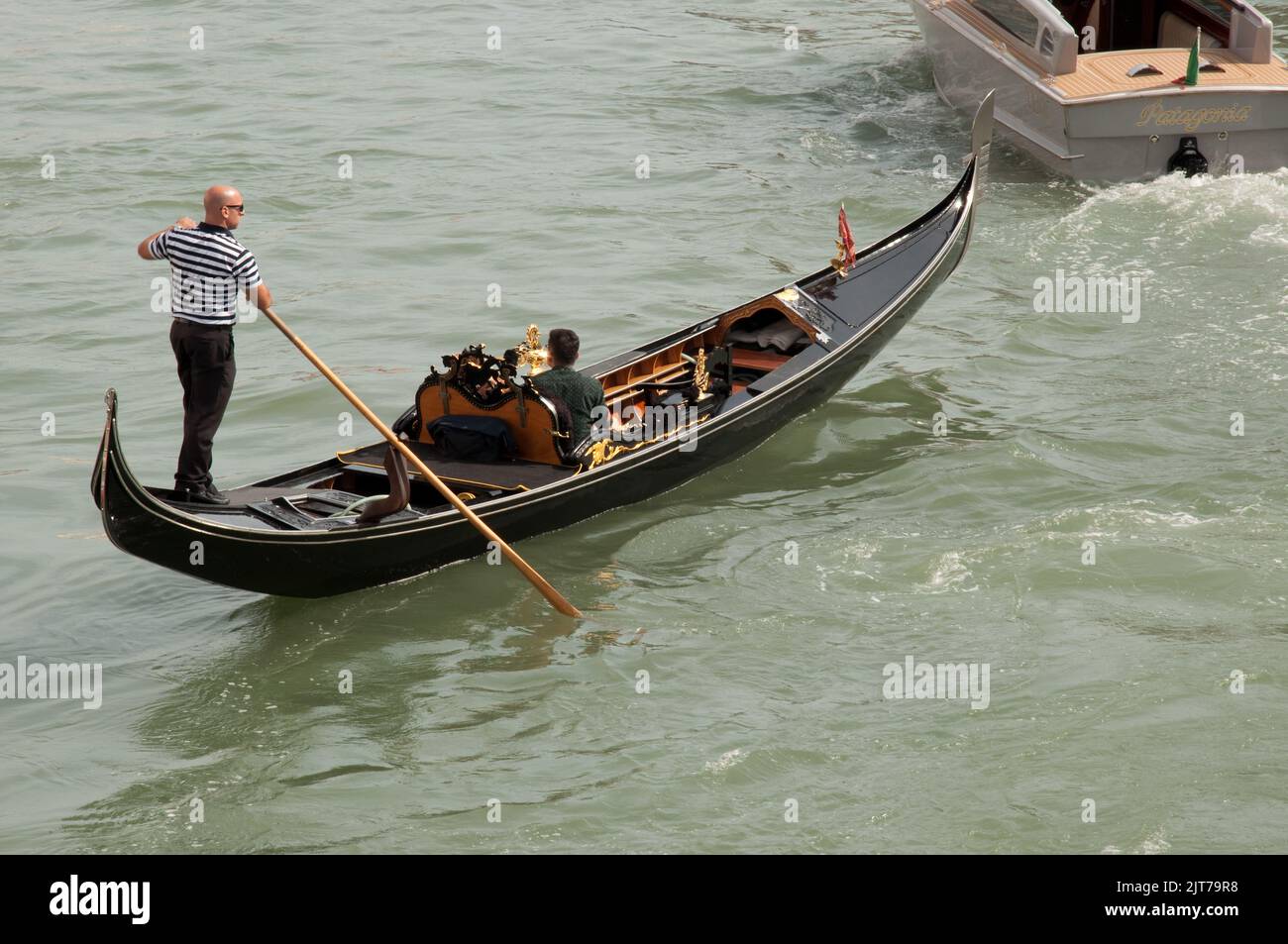 Gondoliere und Gondel, Canale Grande, Venedig, Italien. Eine der ...