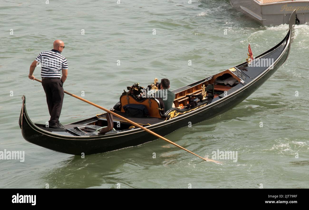 Gondoliere und Gondel, Canale Grande, Venedig, Italien. Eine der ...