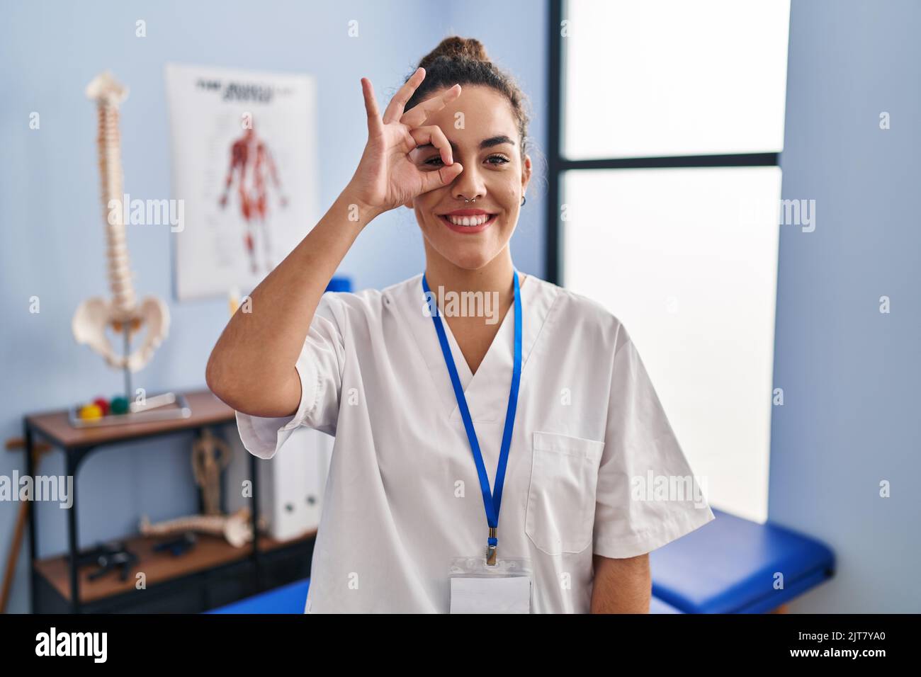 Junge Hispanische Frau Die In Der Rehabilitationsklinik Arbeitet Tut