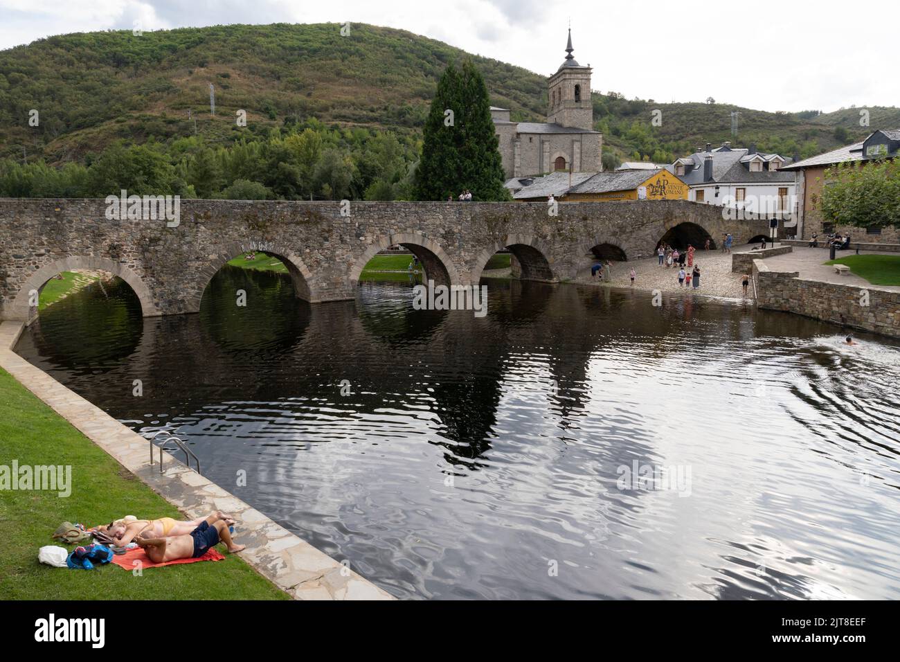 Puente romano de molinaseca -Fotos und -Bildmaterial in hoher Auflösung ...