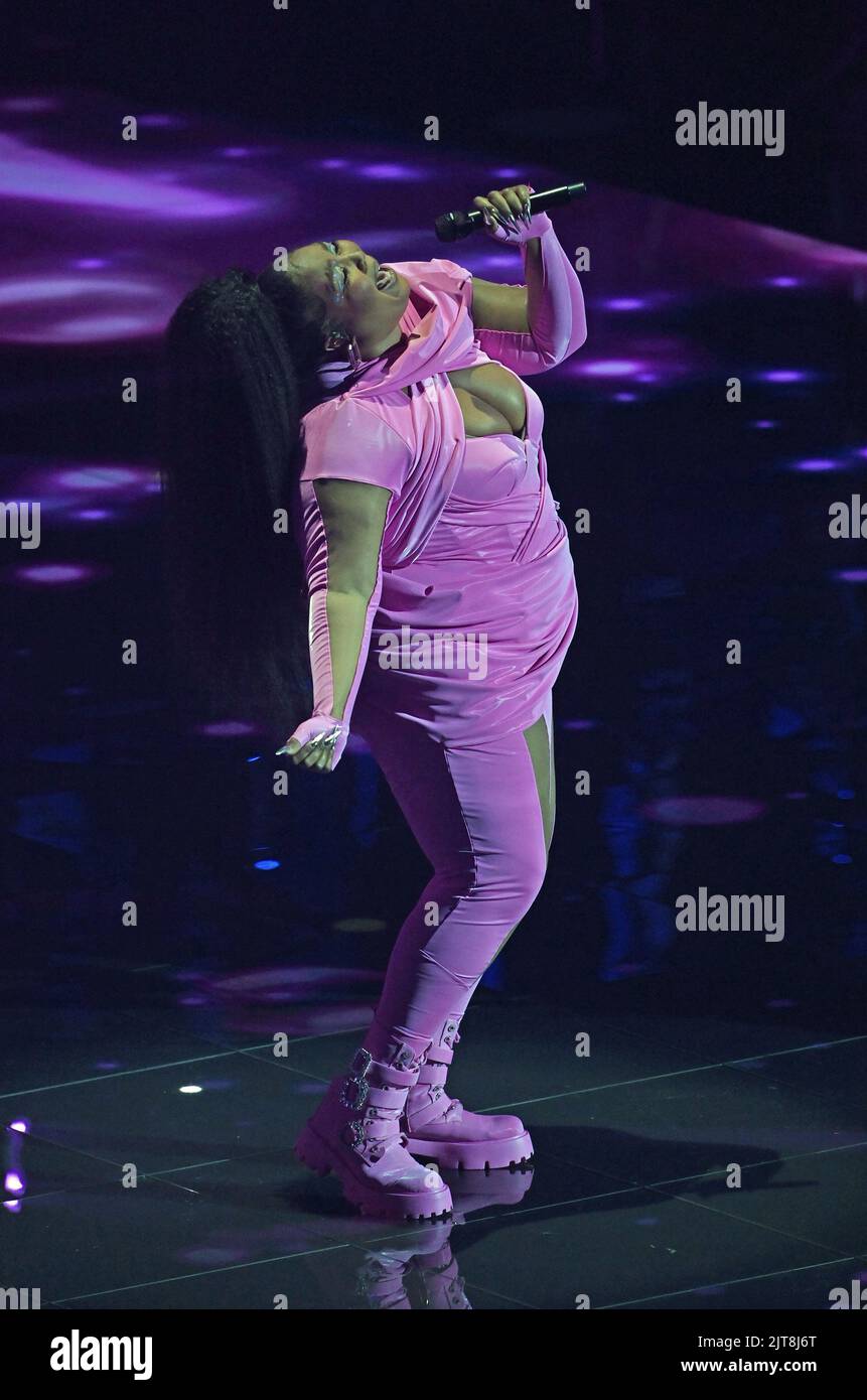 Lizzo tritt auf der Bühne bei den MTV Video Music Awards 2022 im ...