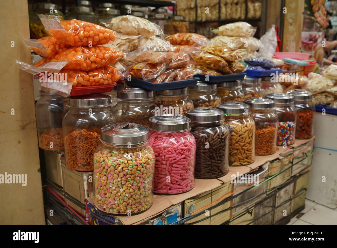 Traditionelle indonesische snacks -Fotos und -Bildmaterial in hoher ...