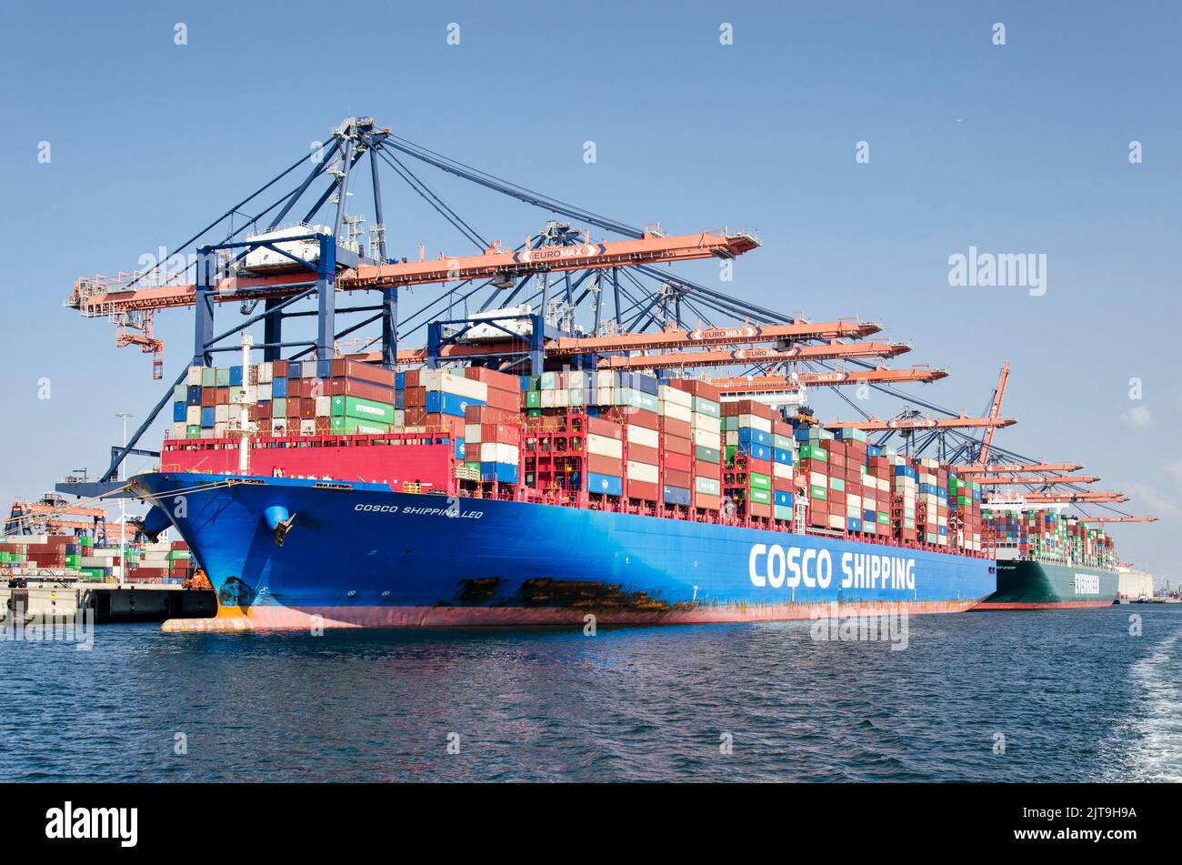 Rotterdam, Niederlande, 23. August 2022: Zwei große Containerschiffe ...