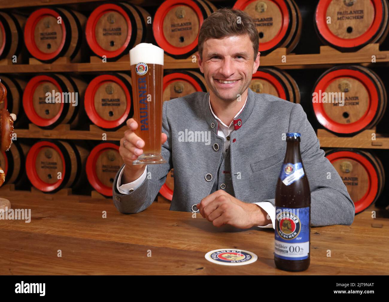 Thomas Müller von Bayern München mit Weissbier Traditionell bayrisch in ...
