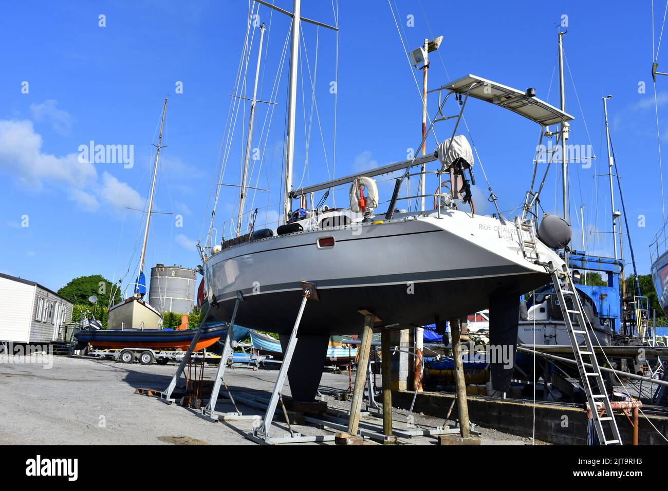 Segelyacht in der werft -Fotos und -Bildmaterial in hoher Auflösung – Alamy