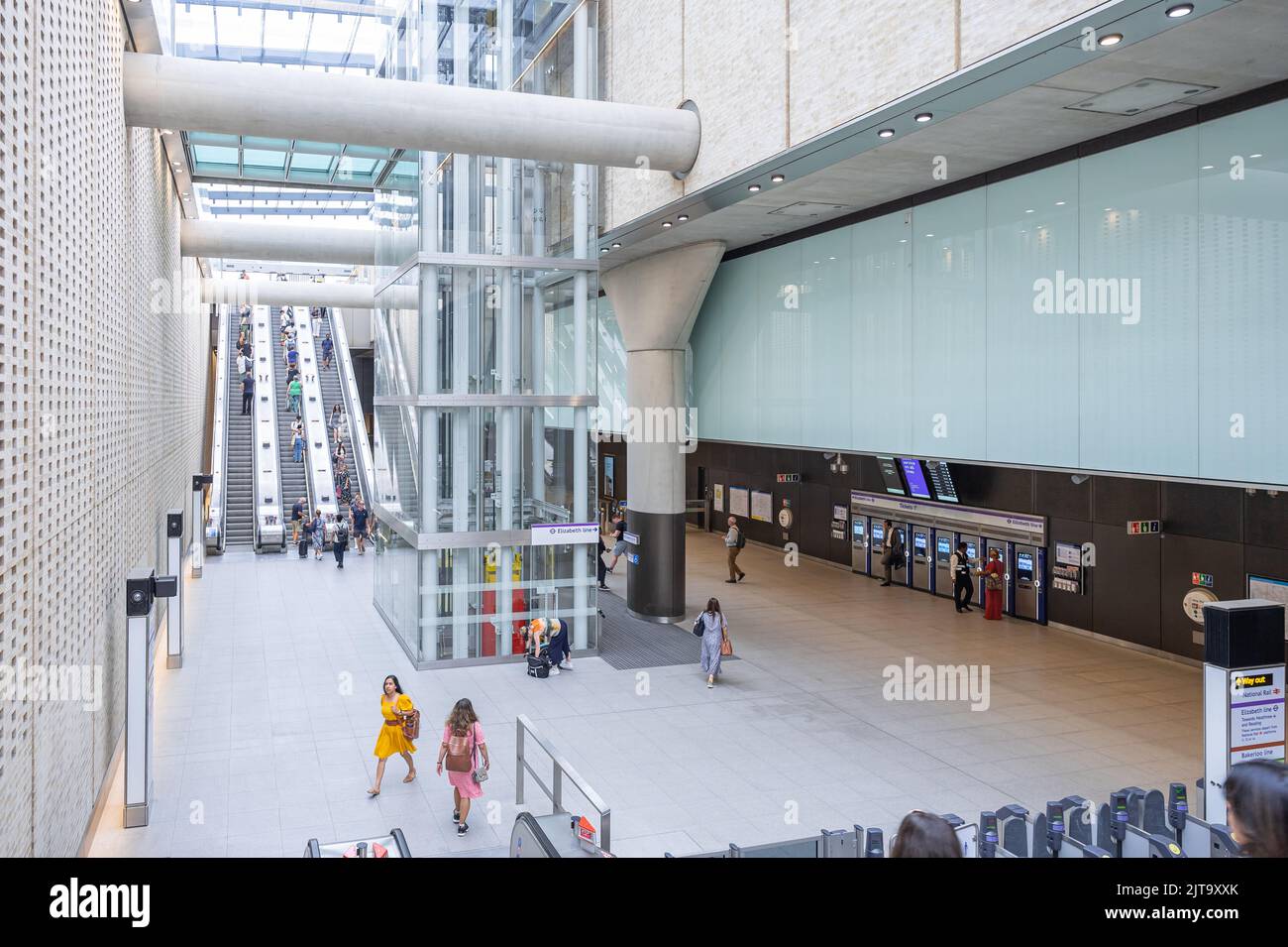 Paddington elizabeth line -Fotos und -Bildmaterial in hoher Auflösung ...