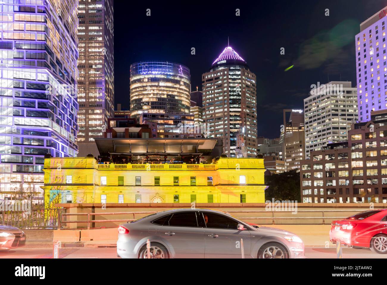 Vom Cahill Expressway aus gesehen, scheint ein Auto vor dem Customs ...