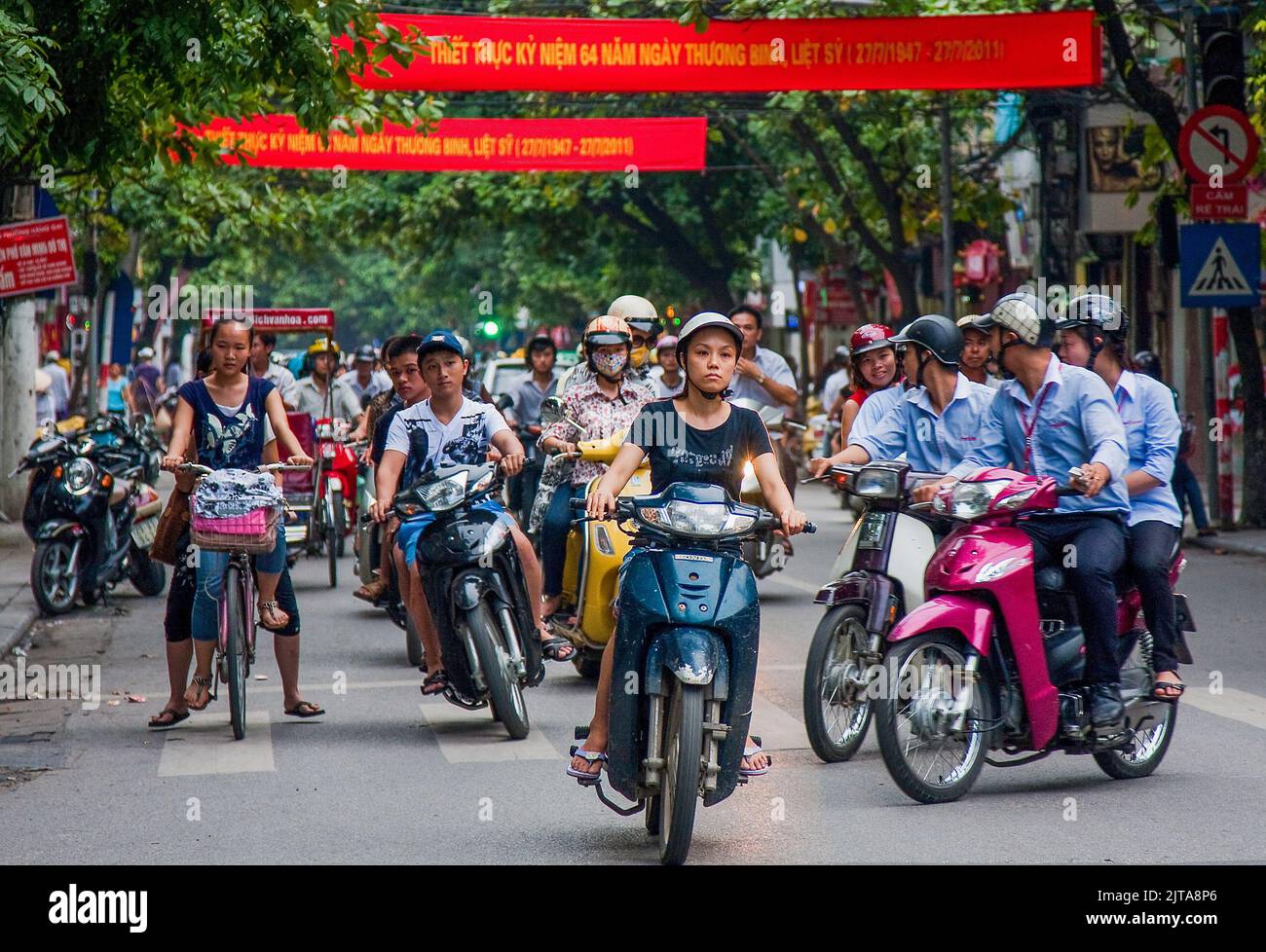 Vietnam, Hanoi Roller und kleine Moterbikes sind die beliebtesten ...