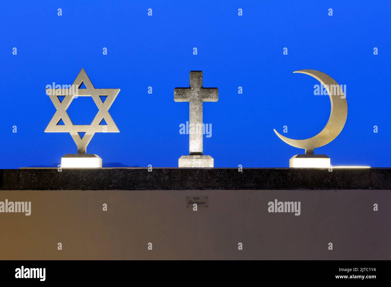 Der Davidstern (Judentum), das Kreuz (Christentum) und der Halbmond (Islam) auf dem Dach der ...