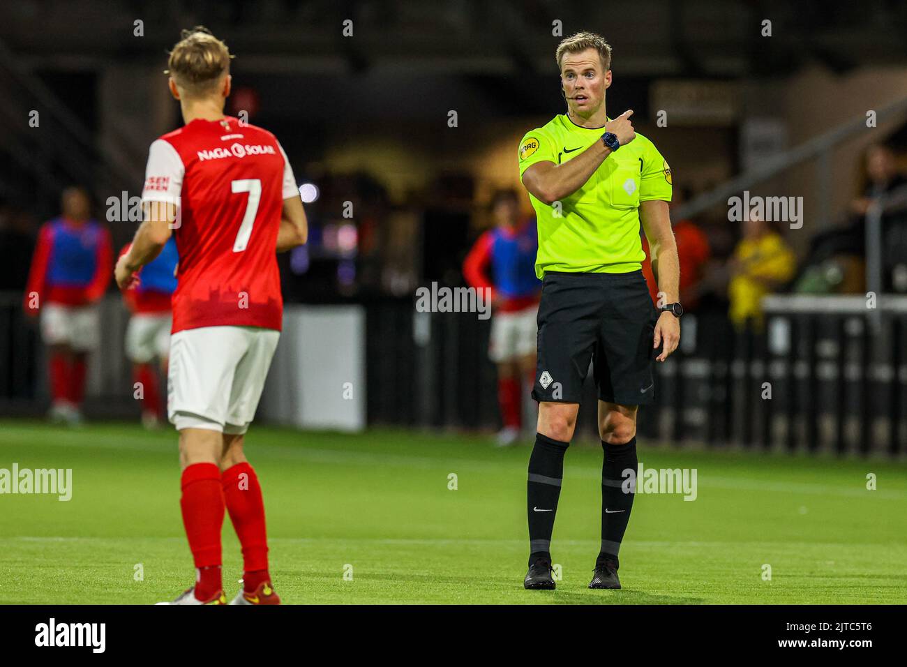 ALMELO, NIEDERLANDE - 29. AUGUST: Schiedsrichter Jannick van der Laan ...