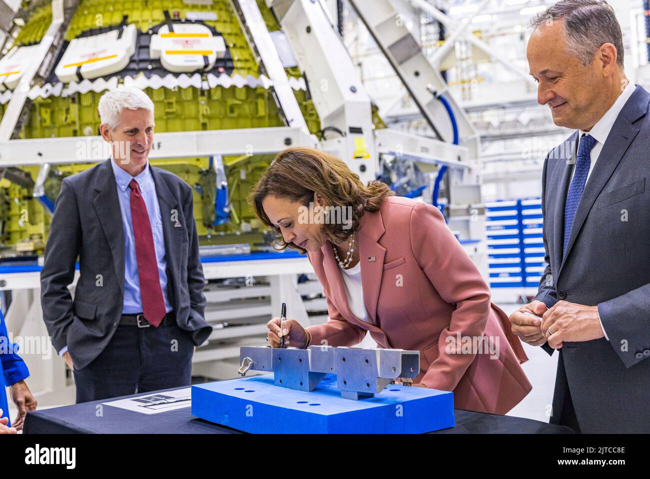 Der zweite Herr Douglas Emhoff und der Vizepräsident der Vereinigten ...