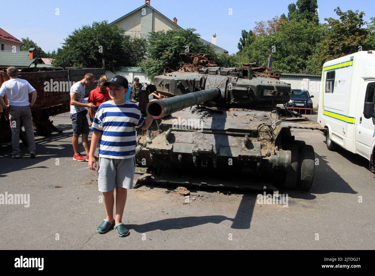 Man sieht Menschen beim Gehen und Fotografieren in der Nähe des ...