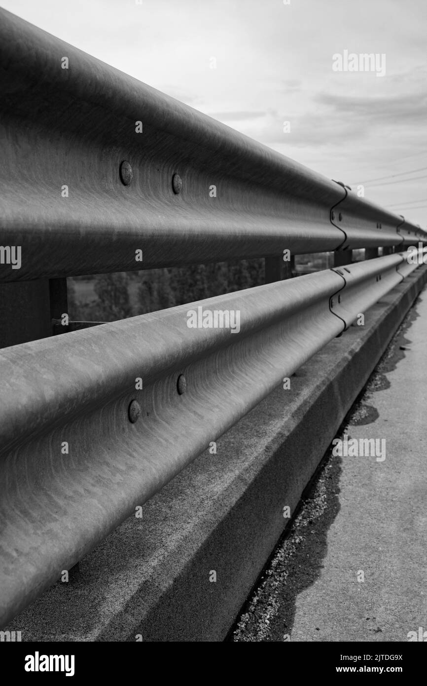 Steel crash barrier -Fotos und -Bildmaterial in hoher Auflösung – Alamy