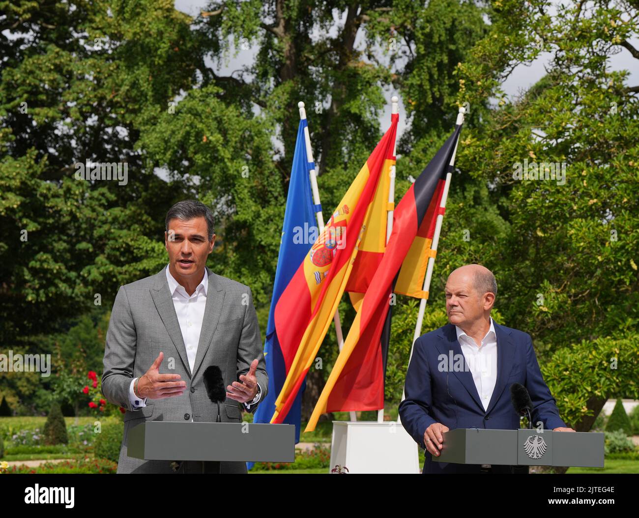 Meseberg, Deutschland. 30. August 2022. Bundeskanzler Olaf Scholz (r ...