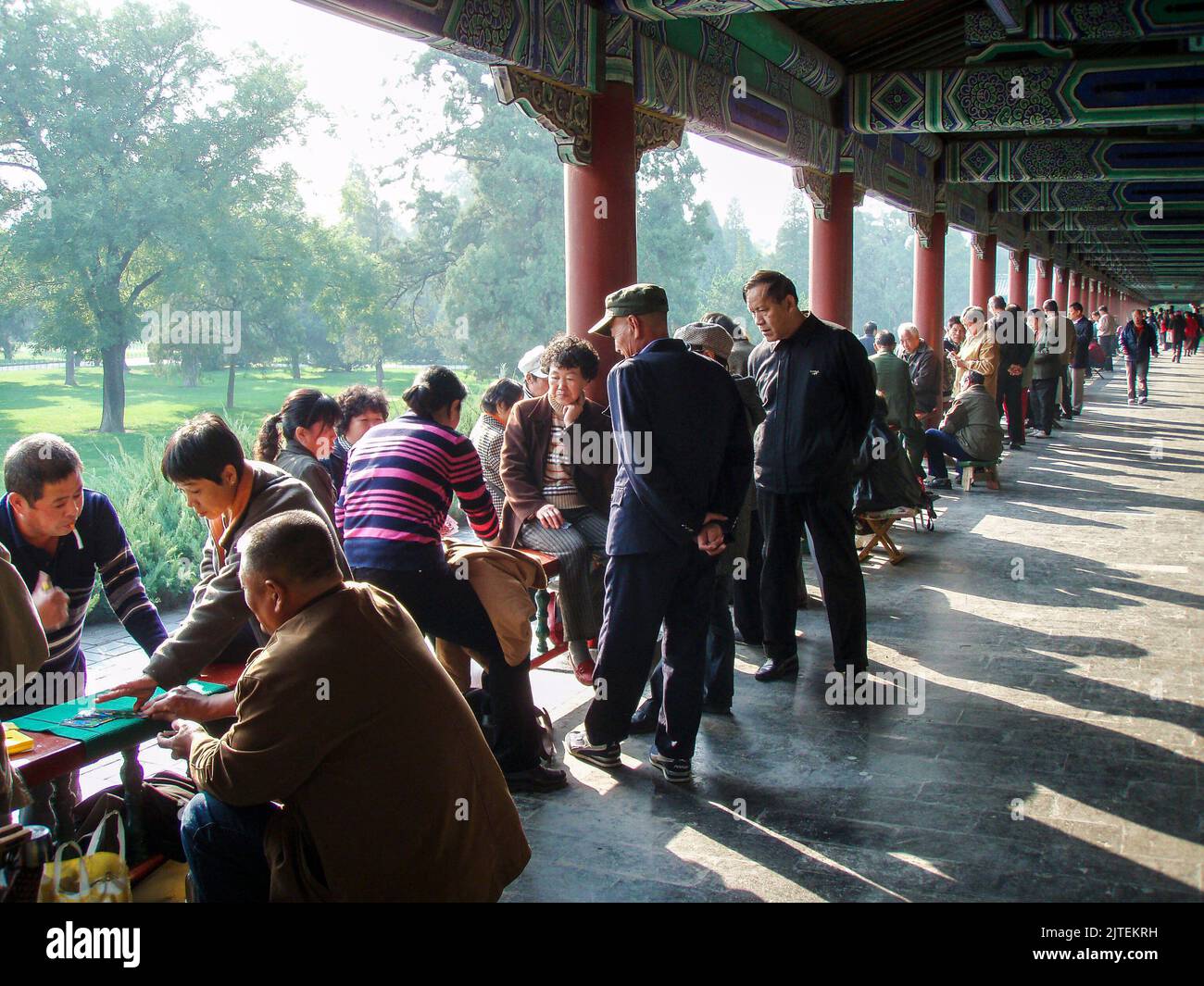 Der lange Korridor voller Menschen, die im Himmelstempel in Peking ...