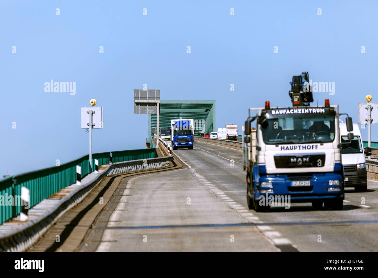 Fahrzeuge tour lkw -Fotos und -Bildmaterial in hoher Auflösung – Alamy