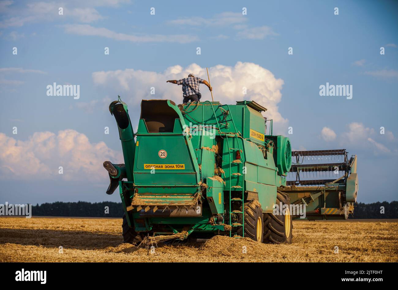 Aus der Hauptstadt der Ukraine fährt ein Erntemaschinen in rund 100 ...