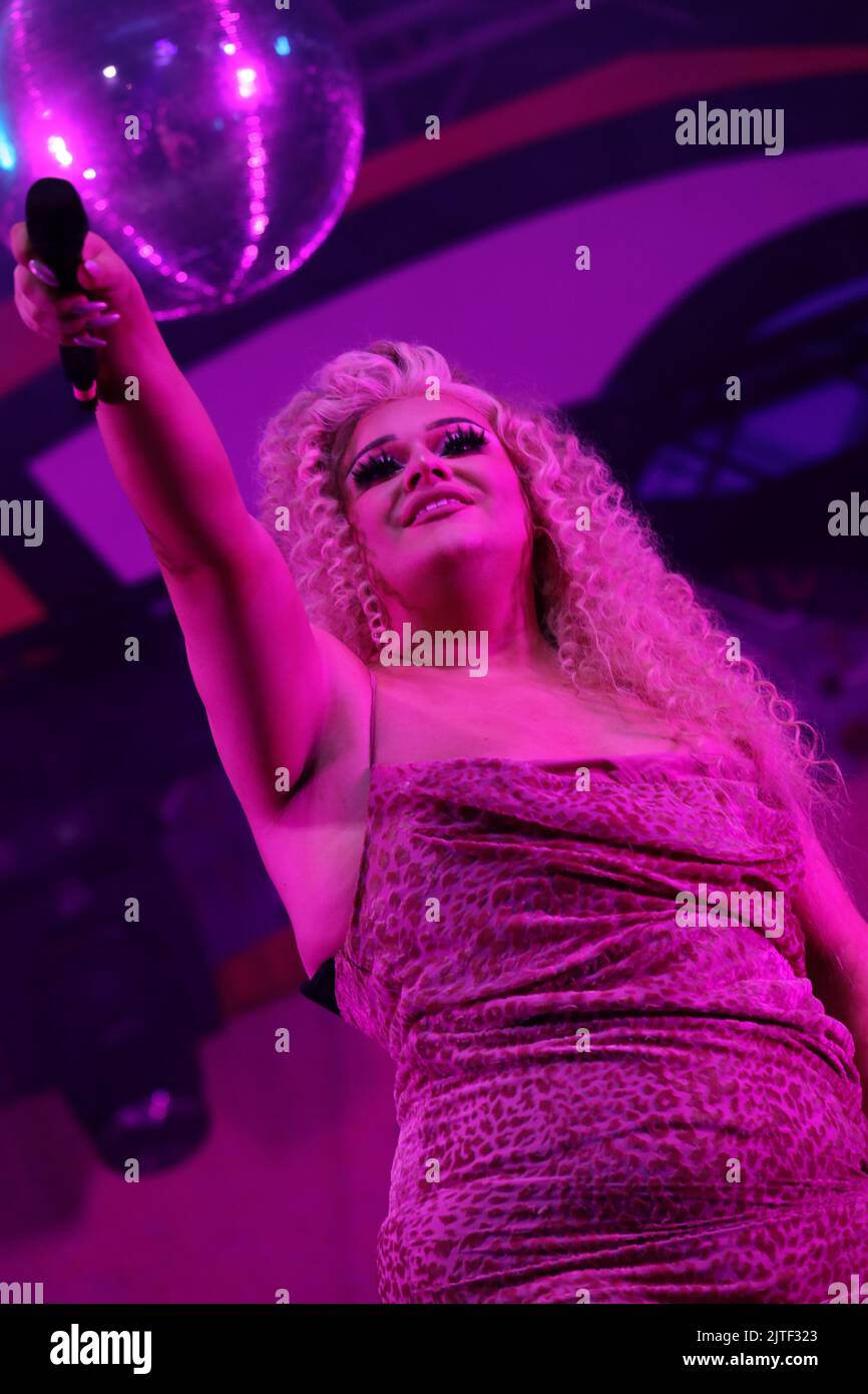 Kitty Scott-Claus ist ein britischer Drag-Performer, der vor allem ...