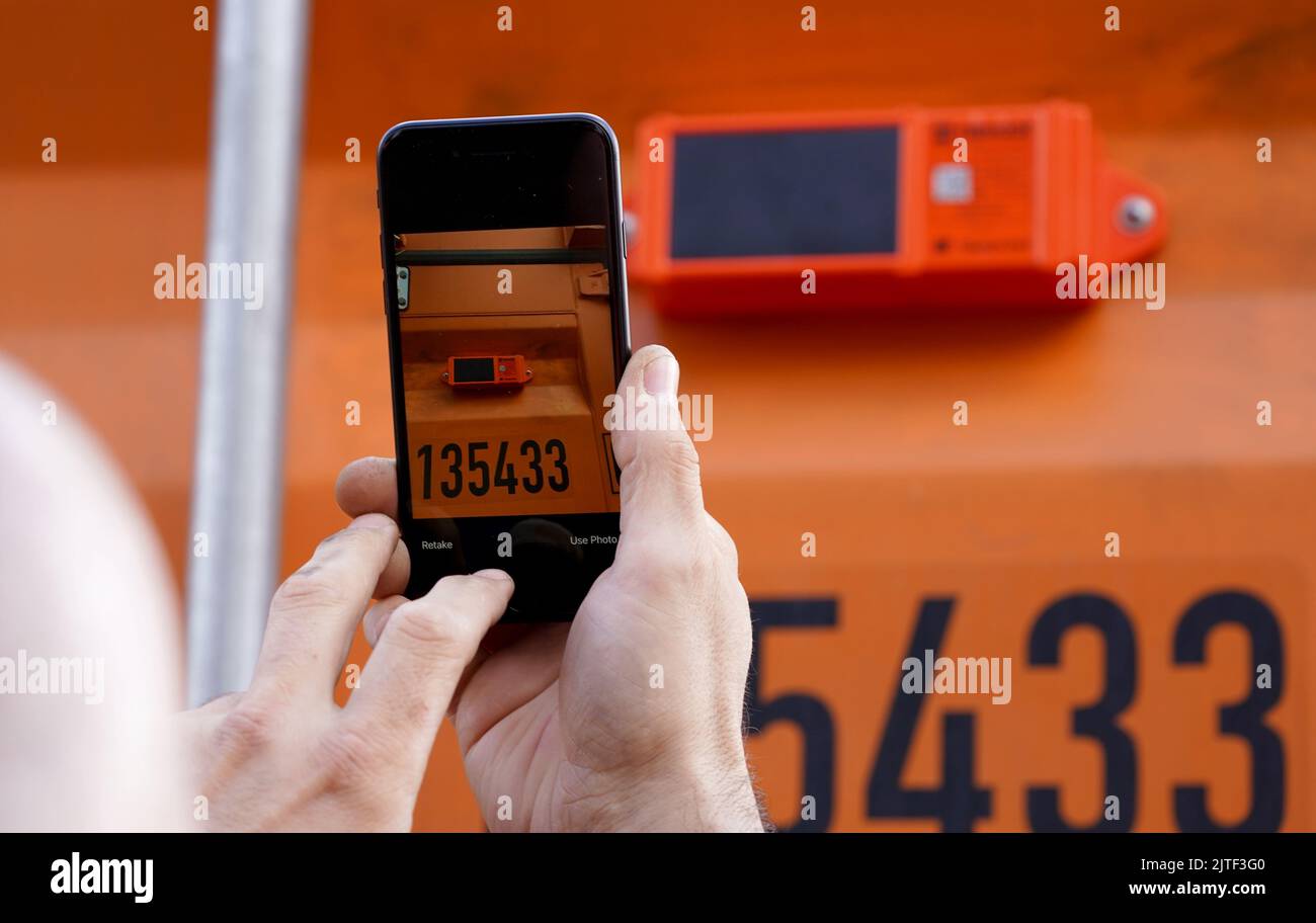 30. August 2022, Hamburg: Ein Mitarbeiter registriert mit einer App auf ...