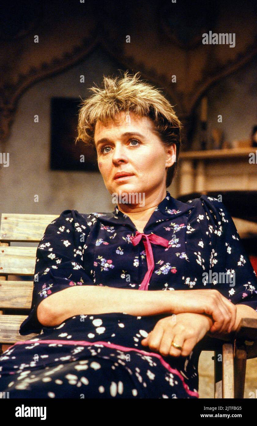 Sinead Cusack (Alice) in ARISTOKRATEN von Brian Friel im Hampstead ...