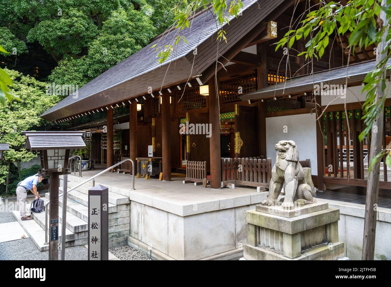 Das Hauptgebäude des Nogi-jinja-Schreins mit den Komainu ...