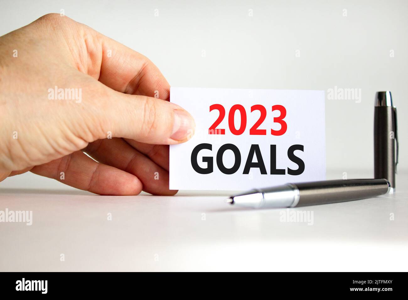 Symbol für 2023 Tore. White Paper mit den Worten 2023 Ziele ...