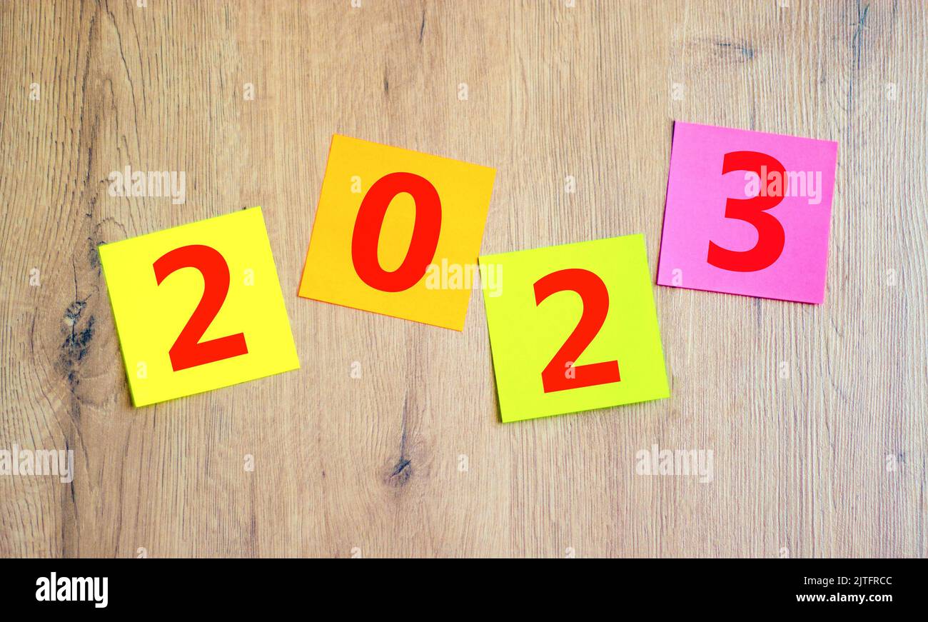 2023 glückliches neues Jahr Symbol. Farbiger Zettel mit der Nummer 2023 ...