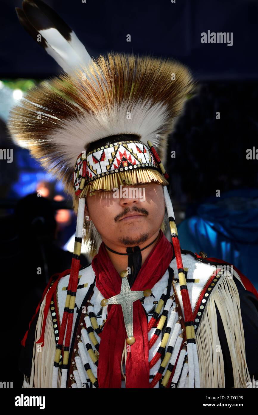 Ein indianischer Mann, Trae Little Sky, posiert für Fotos auf dem ...