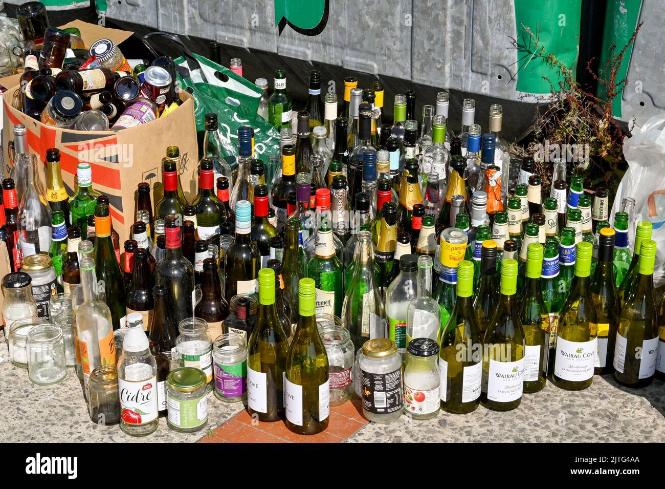 Alcohol rubbish -Fotos und -Bildmaterial in hoher Auflösung – Alamy