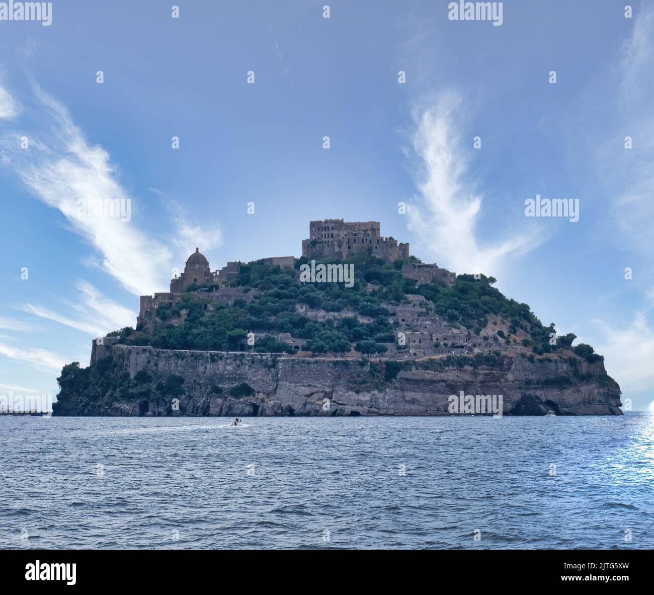 Panoramablick auf das schöne aragonesische Schloss in Ischia Ponte ...