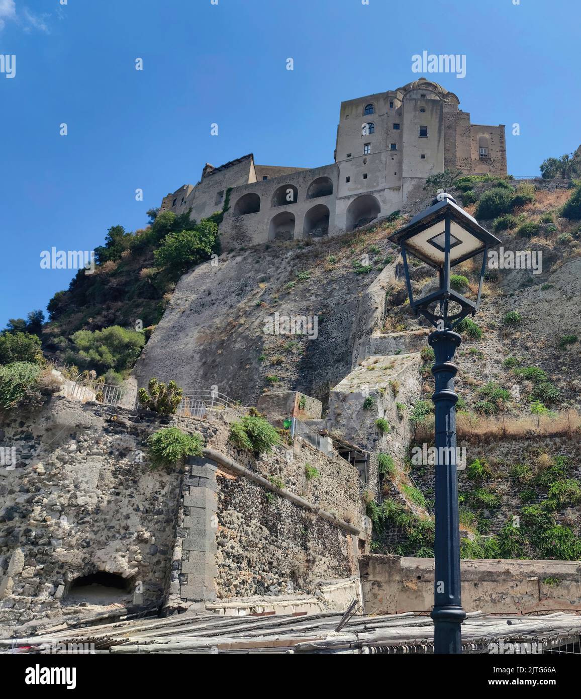 Die schöne aragonesische Burg in Ischia Ponte (Insel Ischia, Neapel ...