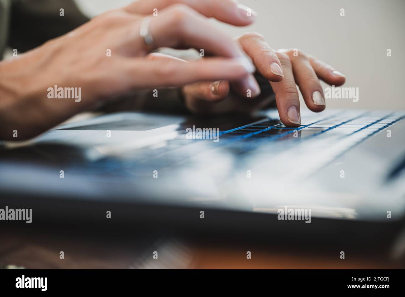 Weibliche Hand tippen schnell mit Laptop-Computer in einem ...